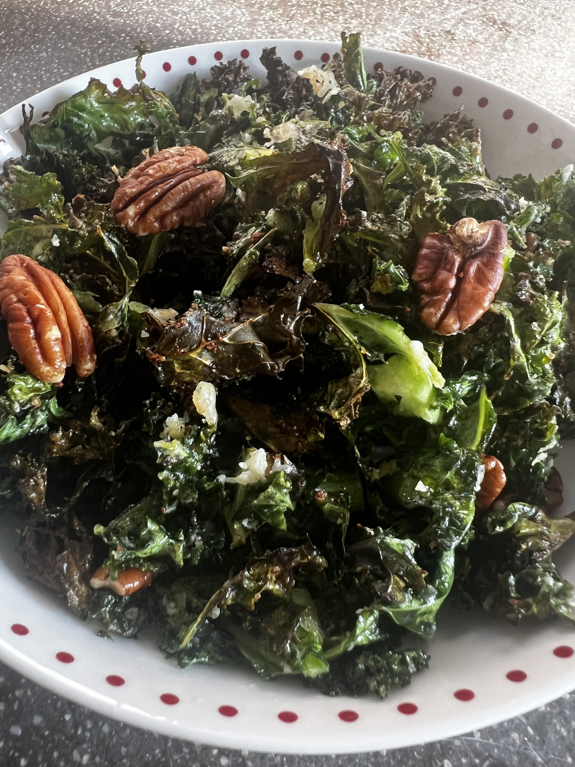 Roasted kale with parmesan and pecan nuts - Eating Ideas